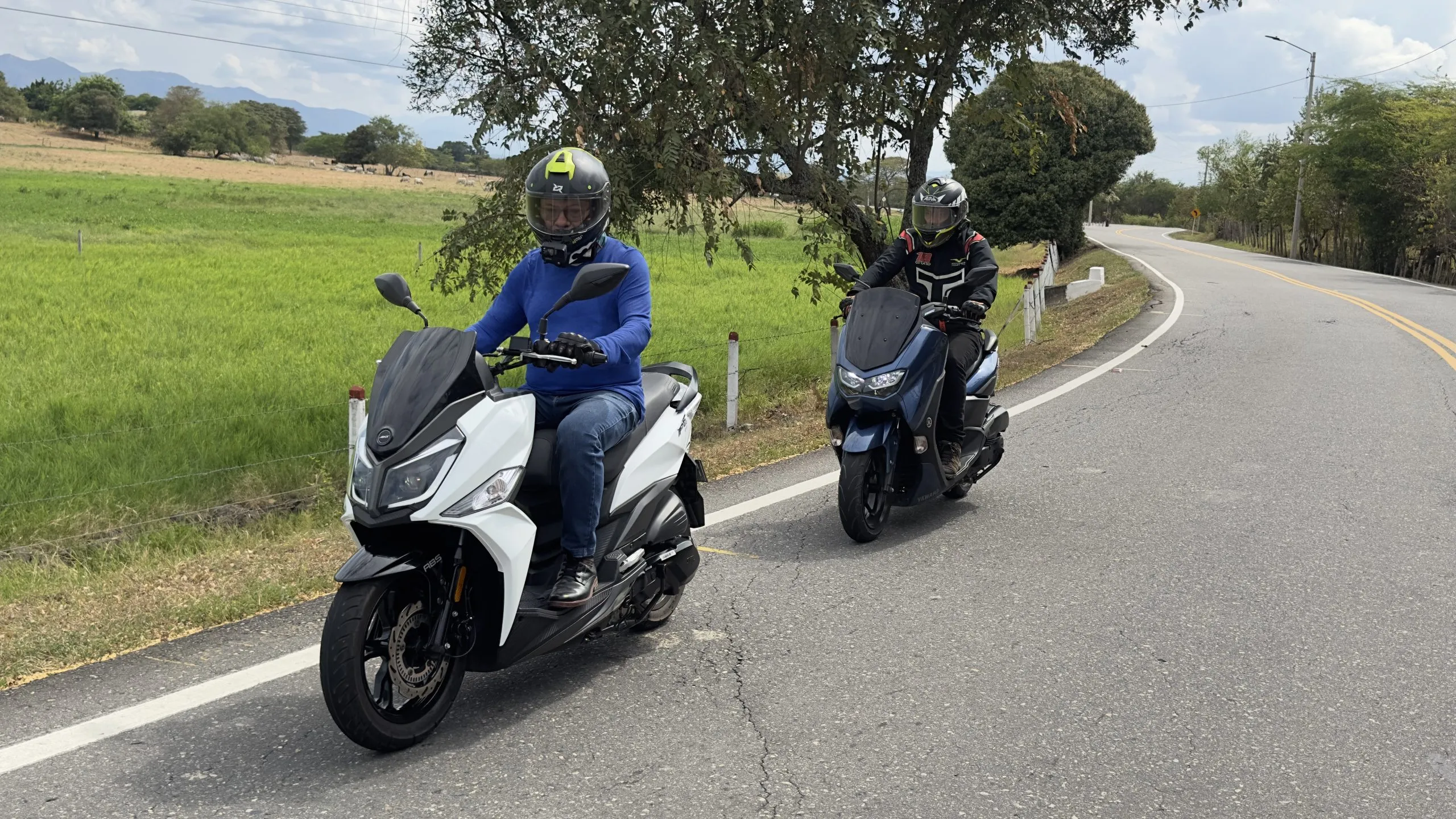 Yamaha Nmaxvs. SYM Jet14. Una de ellas sufrió en esta prueba